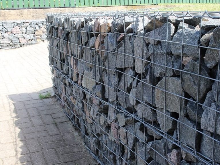 Gabionai kaip atraminė sienelė: konkretaus kiemo pavyzdys