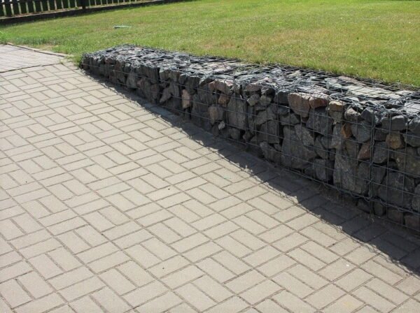 Gabionai kaip atraminė sienelė: konkretaus kiemo pavyzdys