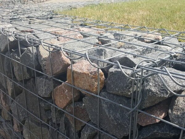 Gabionai kaip atraminė sienelė: konkretaus kiemo pavyzdys