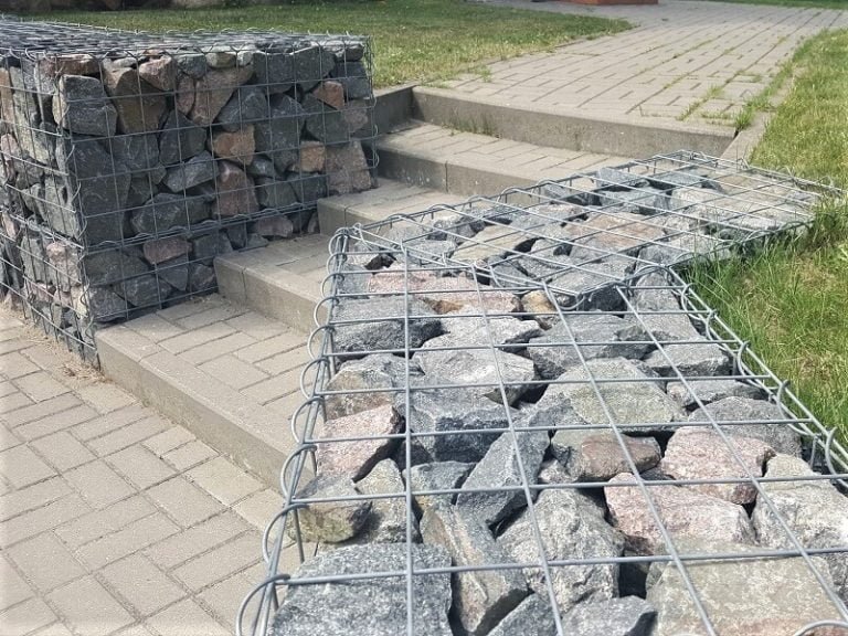 Gabionai kaip atraminė sienelė: konkretaus kiemo pavyzdys