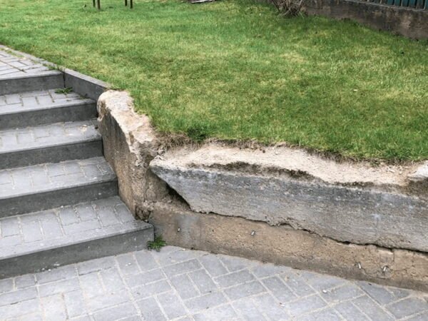 Gabionai kaip atraminė sienelė: konkretaus kiemo pavyzdys